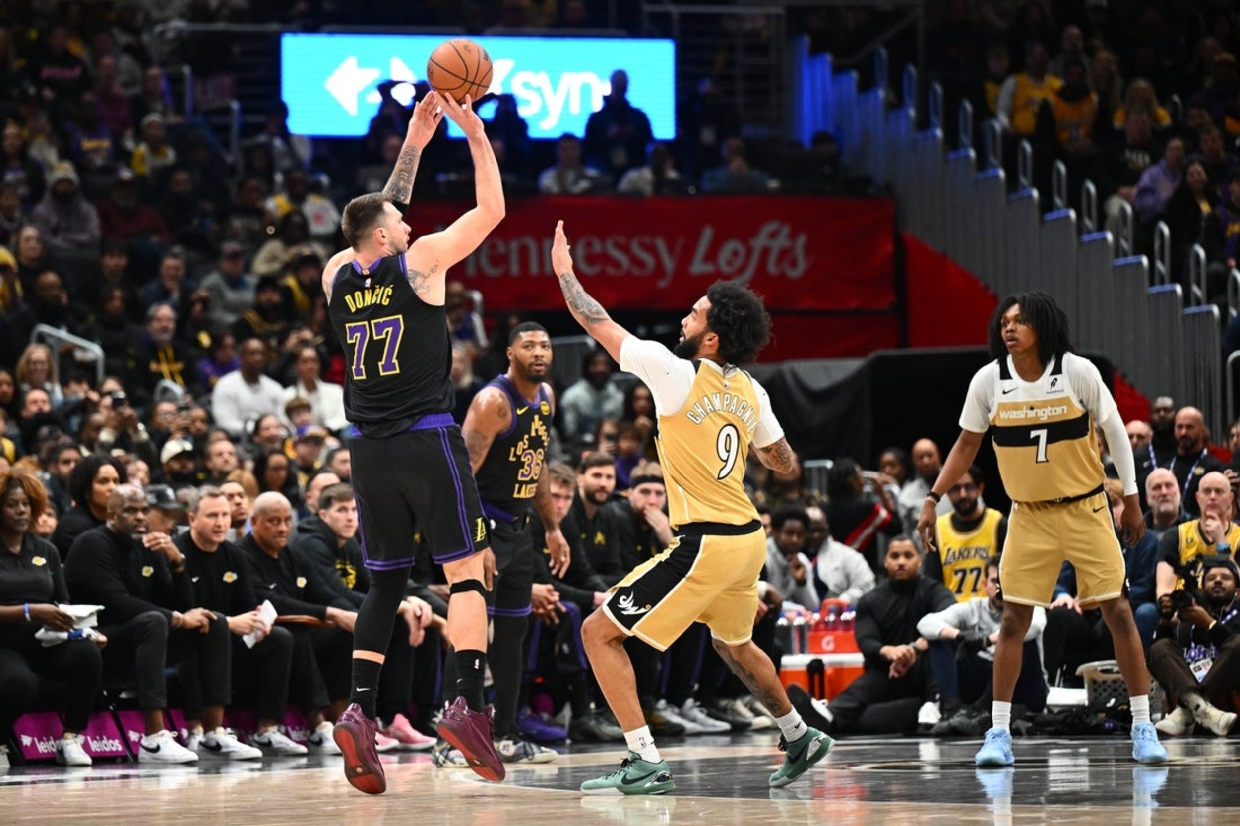 Luka Doncic posts 37-point triple-double as Lakers crush Wizards