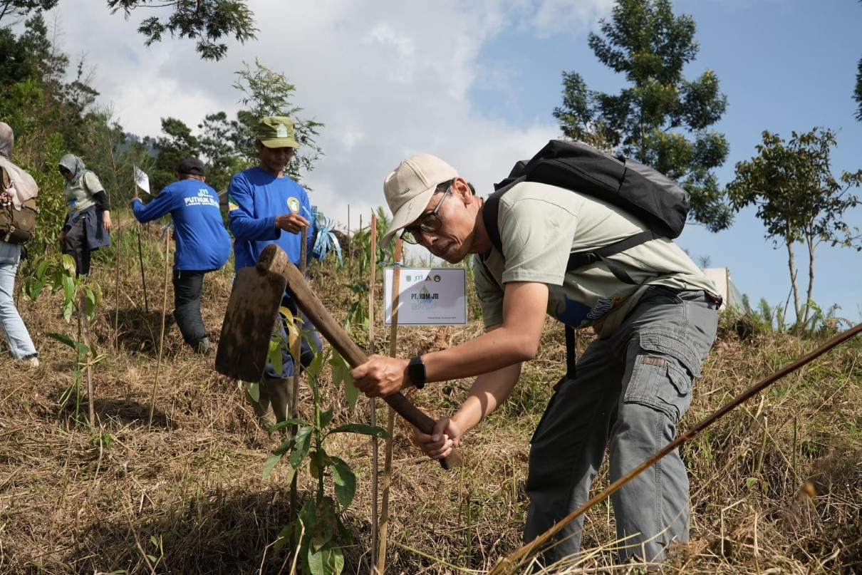 Cegah lahan kritis, JTI Indonesia tanam pohon dan buat rorak di lereng ...
