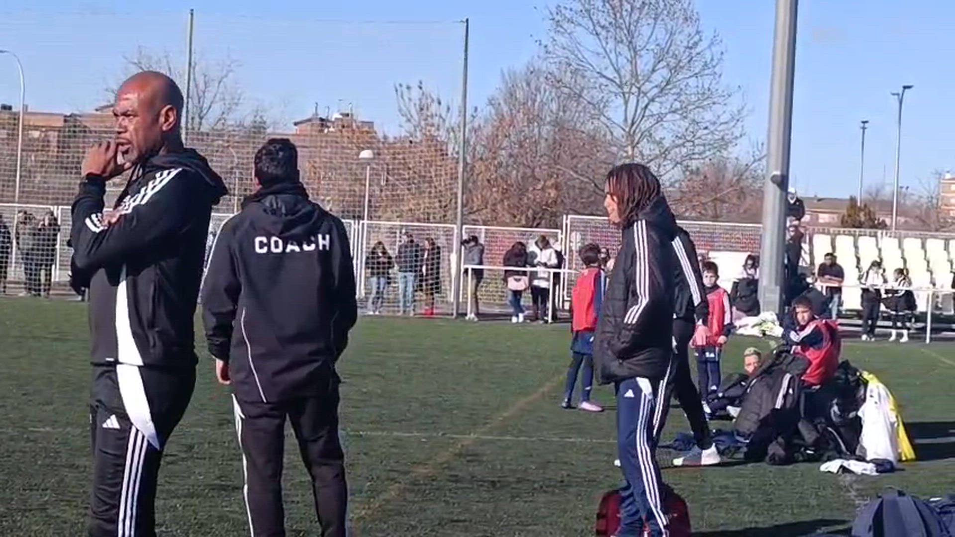 Toni Kroos dirigiendo a su academia en Vallecas