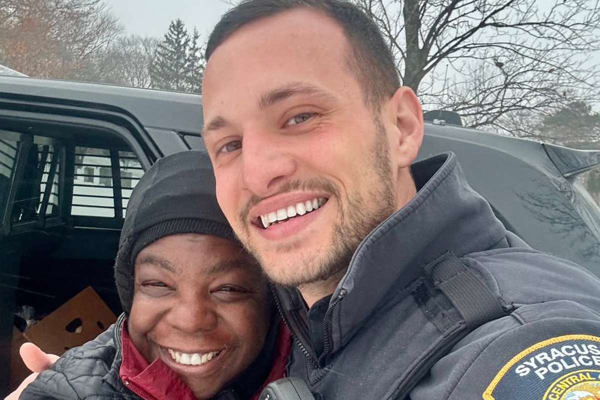 Police officer gives woman a ride to the cemetery, only to learn she ...