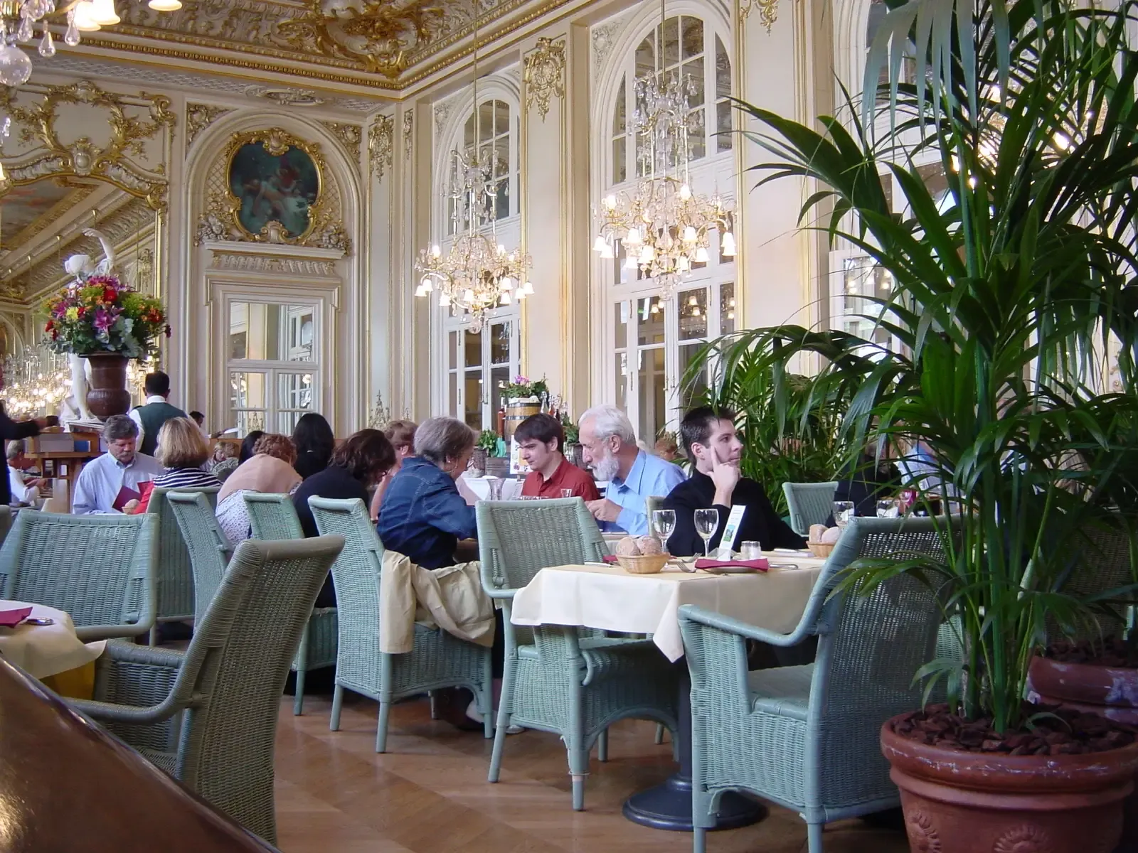 8 places etiquette experts say you should always leave a tip