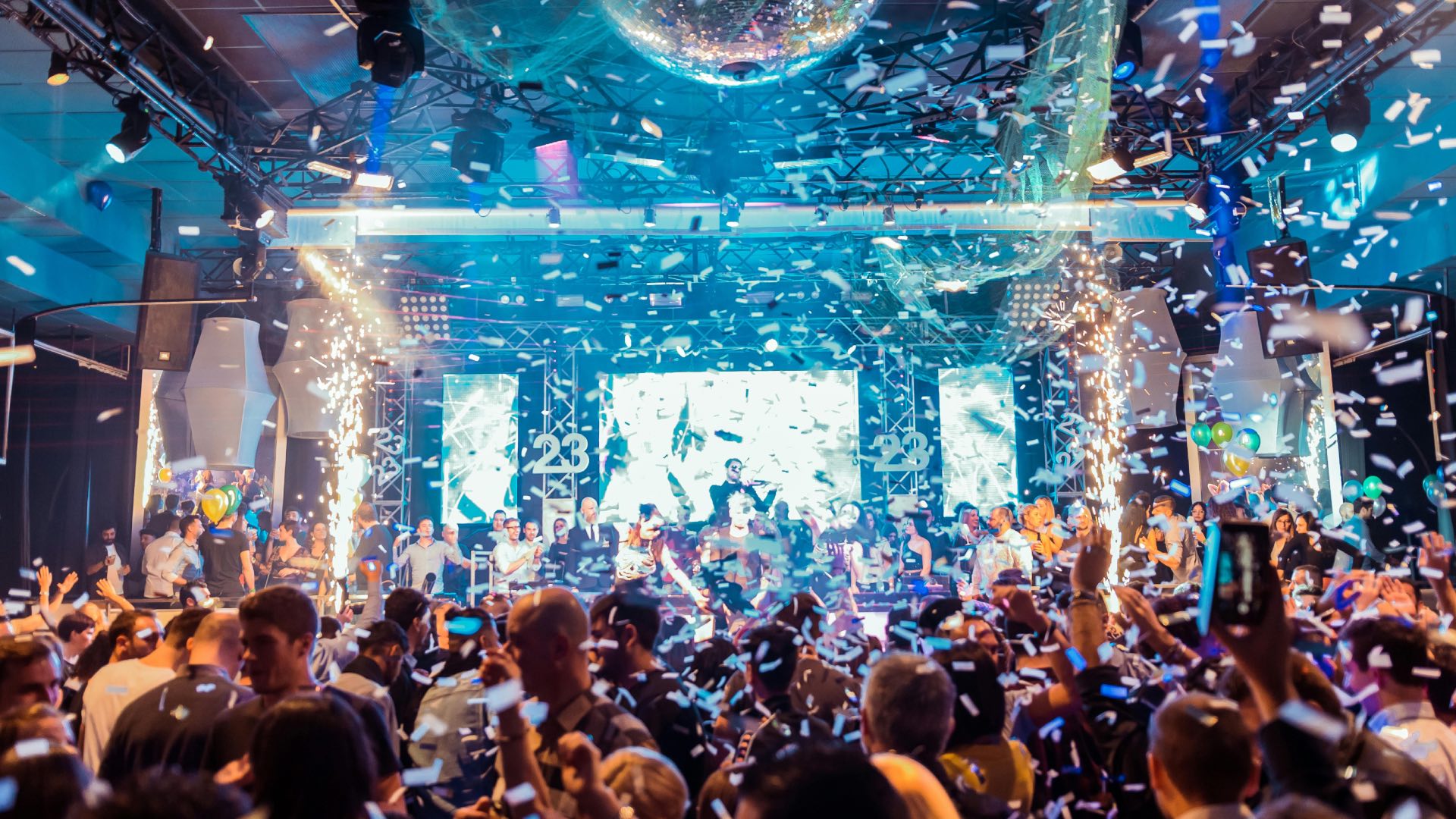 A los hombres que no midan mucho no se les permite entrar en una ...