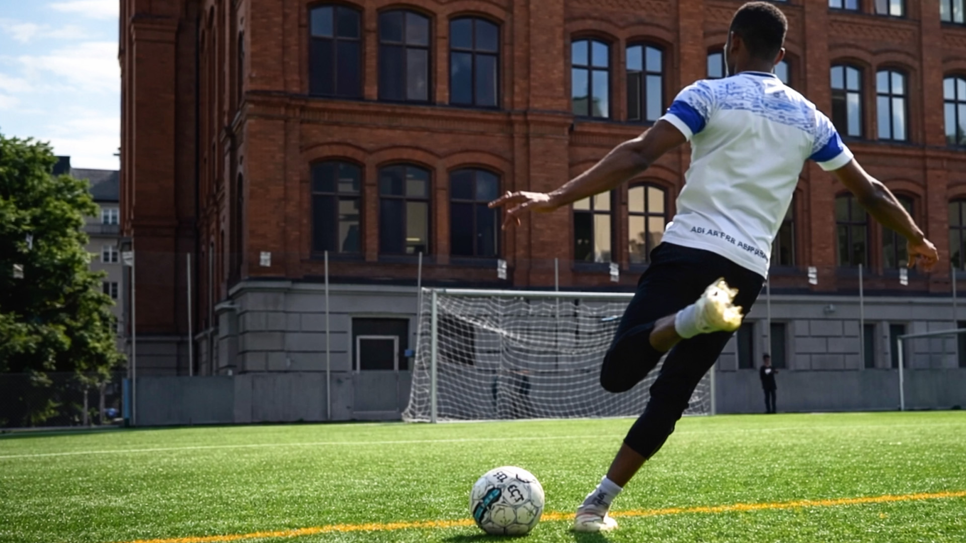 How do football players shoot with accuracy?