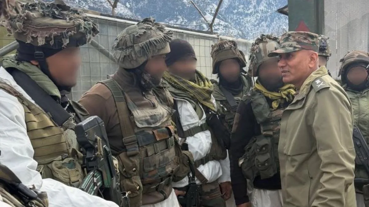 Top Pakistani terrorist among 4 trapped in fierce gunfight with ...