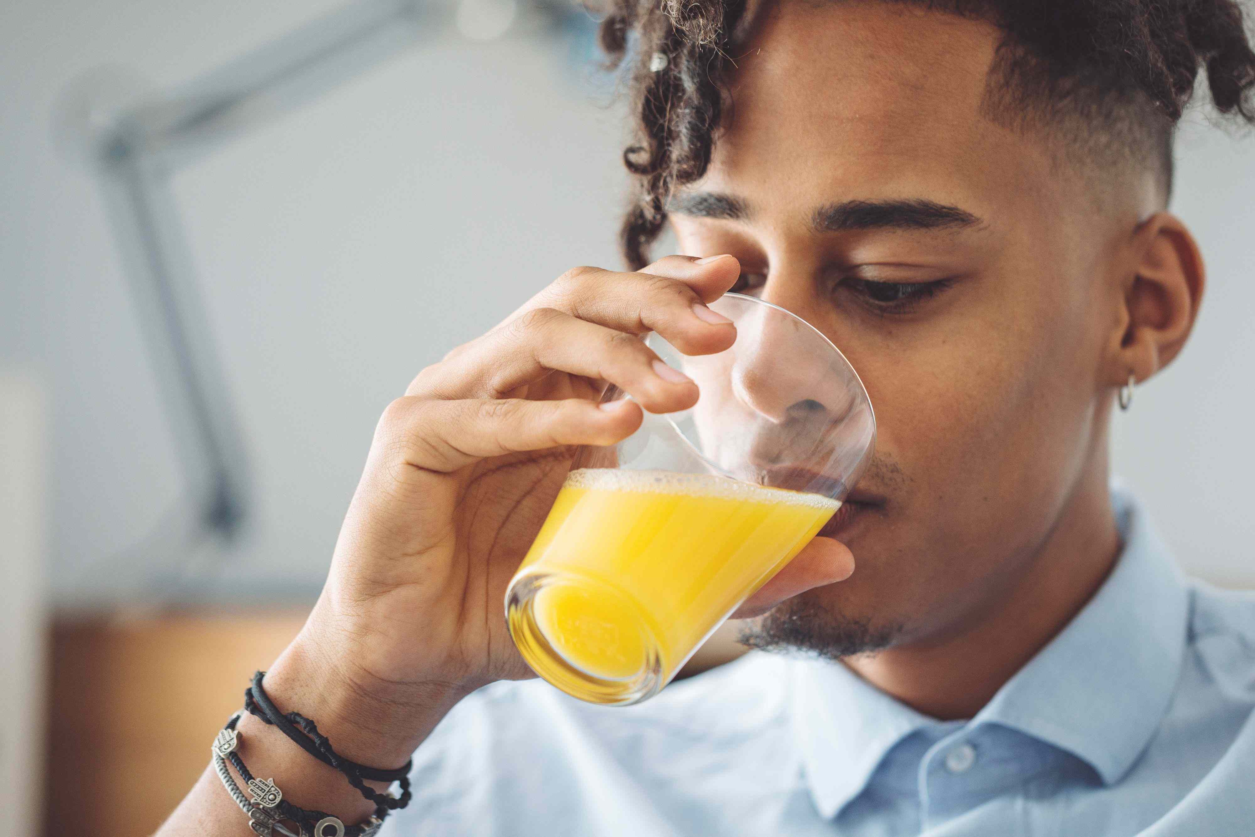 The best time to drink orange juice for immunity and heart health
