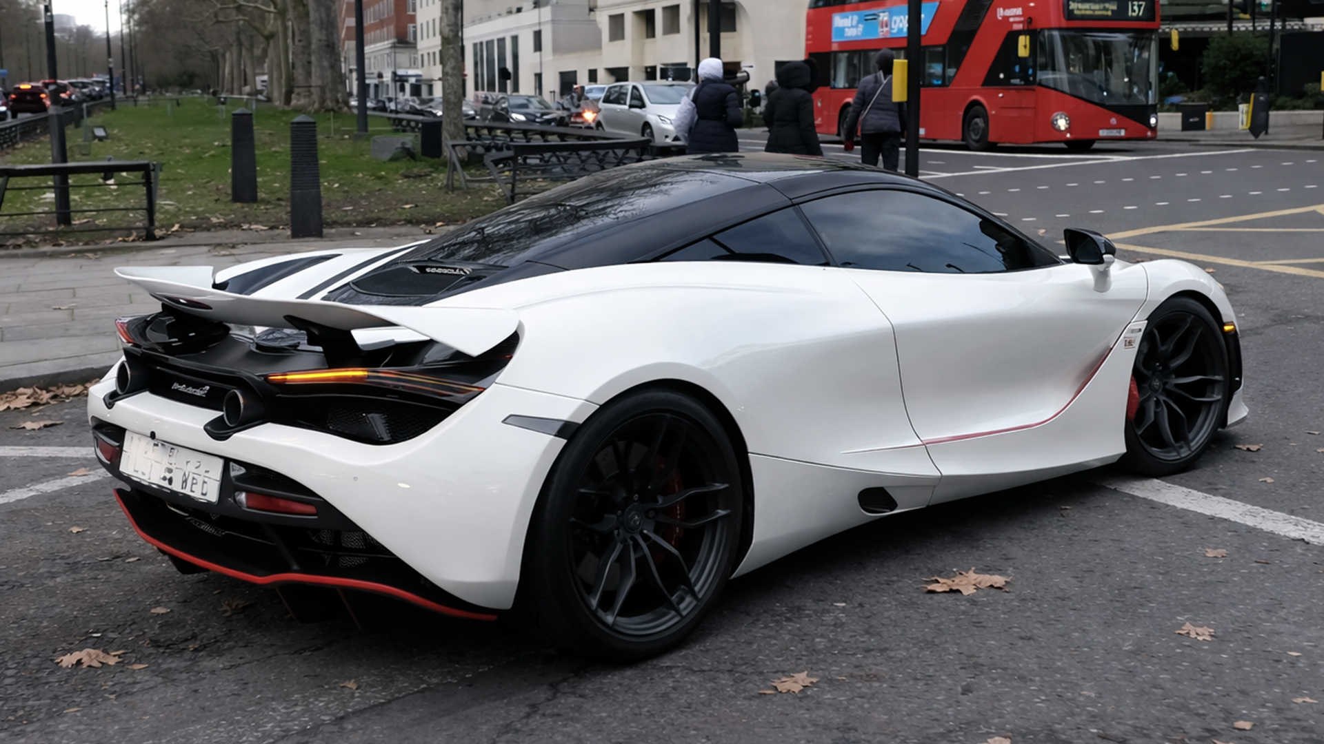 McLaren 765LT van $430.000 rijdt door het centrum