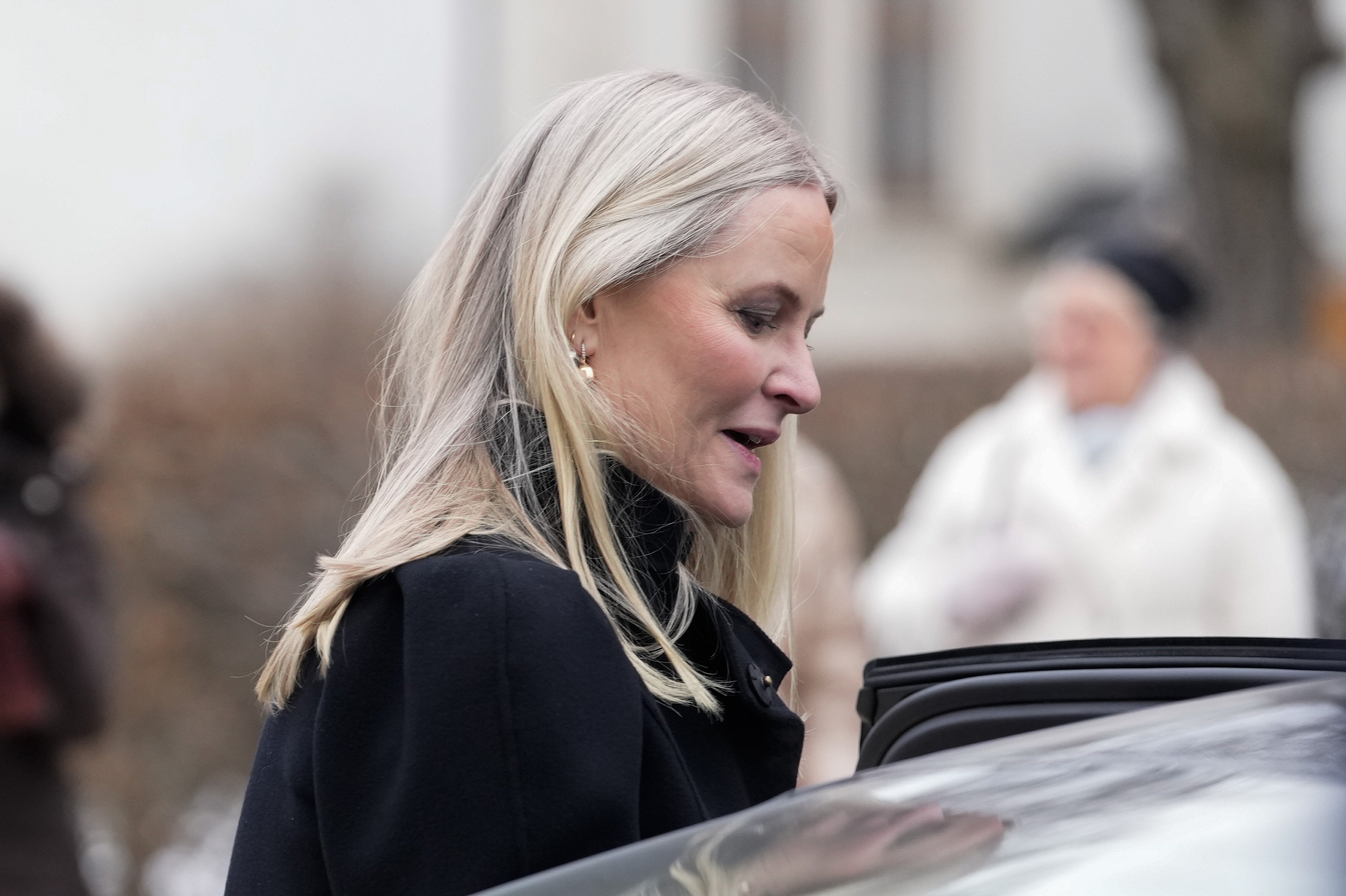 Norges kronprinsesse undskylder efter overnatninger i Epstein-bolig