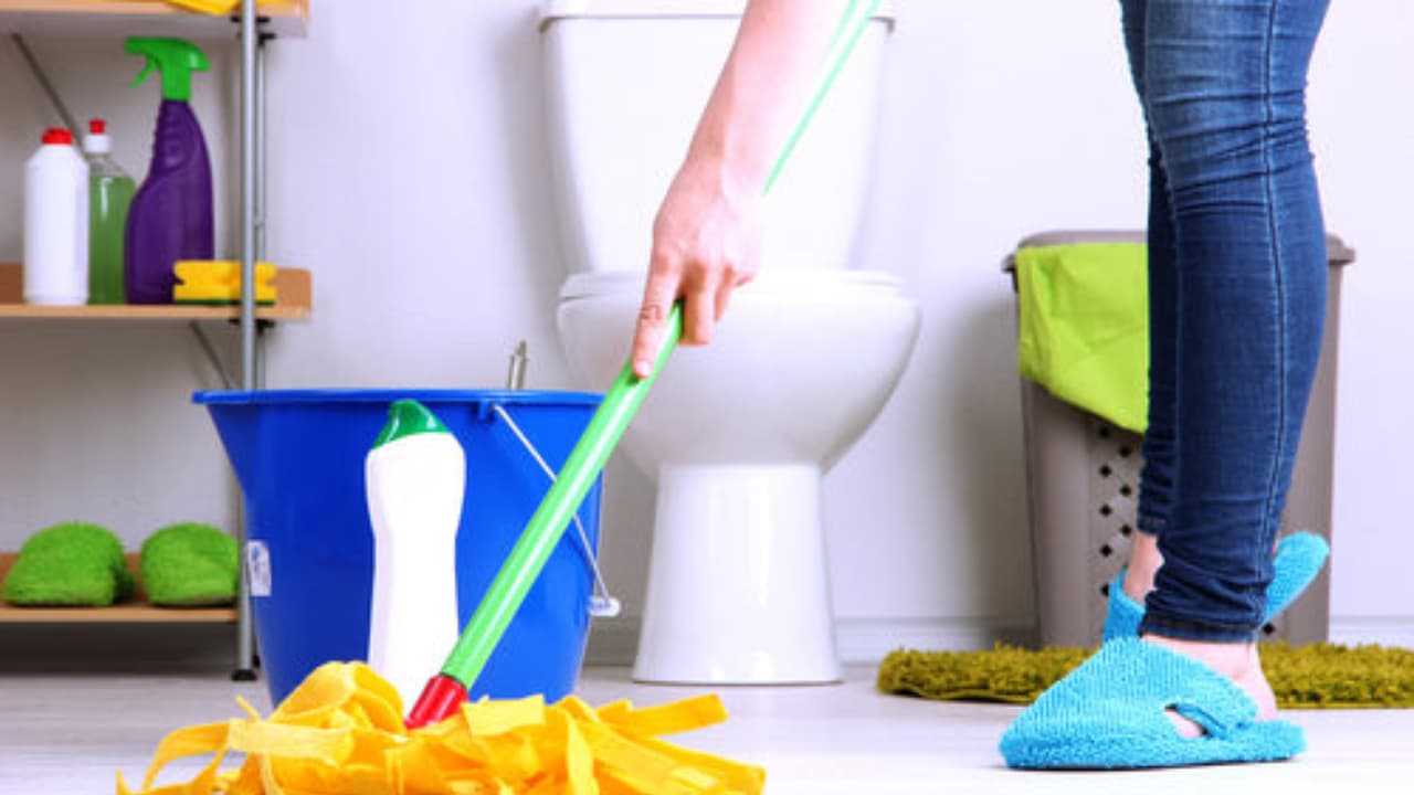 How to clean dirty plastic buckets and mugs in minutes
