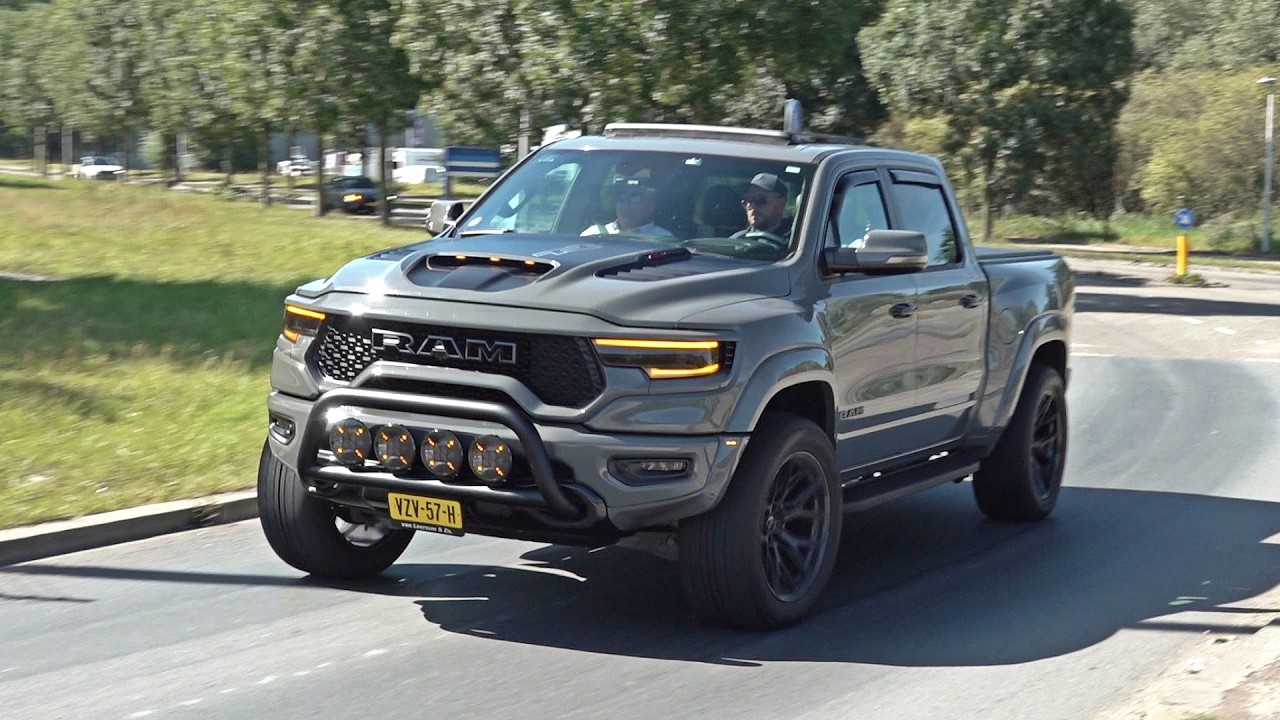 Selezione di auto sportive e di lusso nei test di velocità