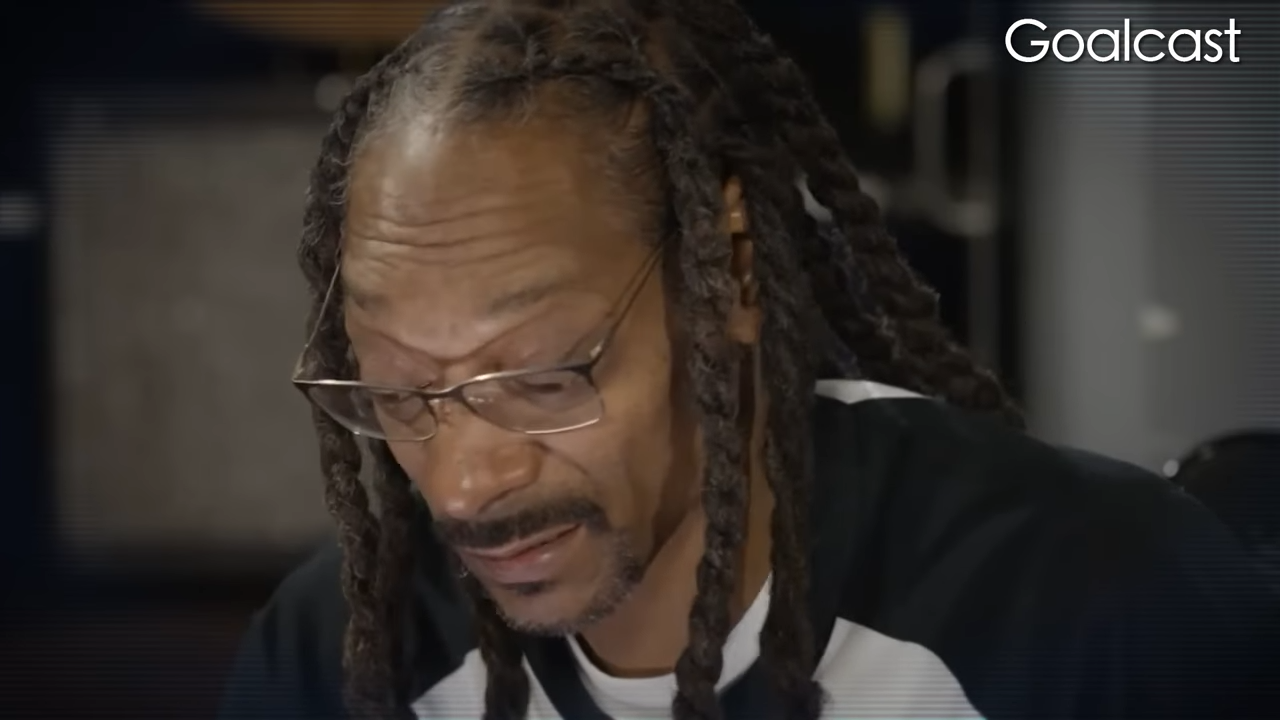 “I was riding the plane with a knife” Snoop Dogg’s last flight with Tupac
