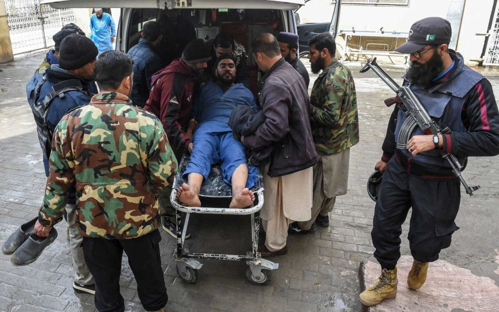 Pakistan attacks kill 15, dozens of militants dead