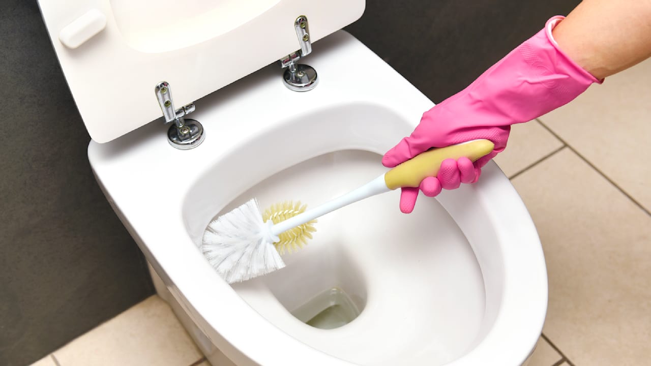 Hygiene im Bad - So entfernen Sie Urinstein mit Hausmitteln