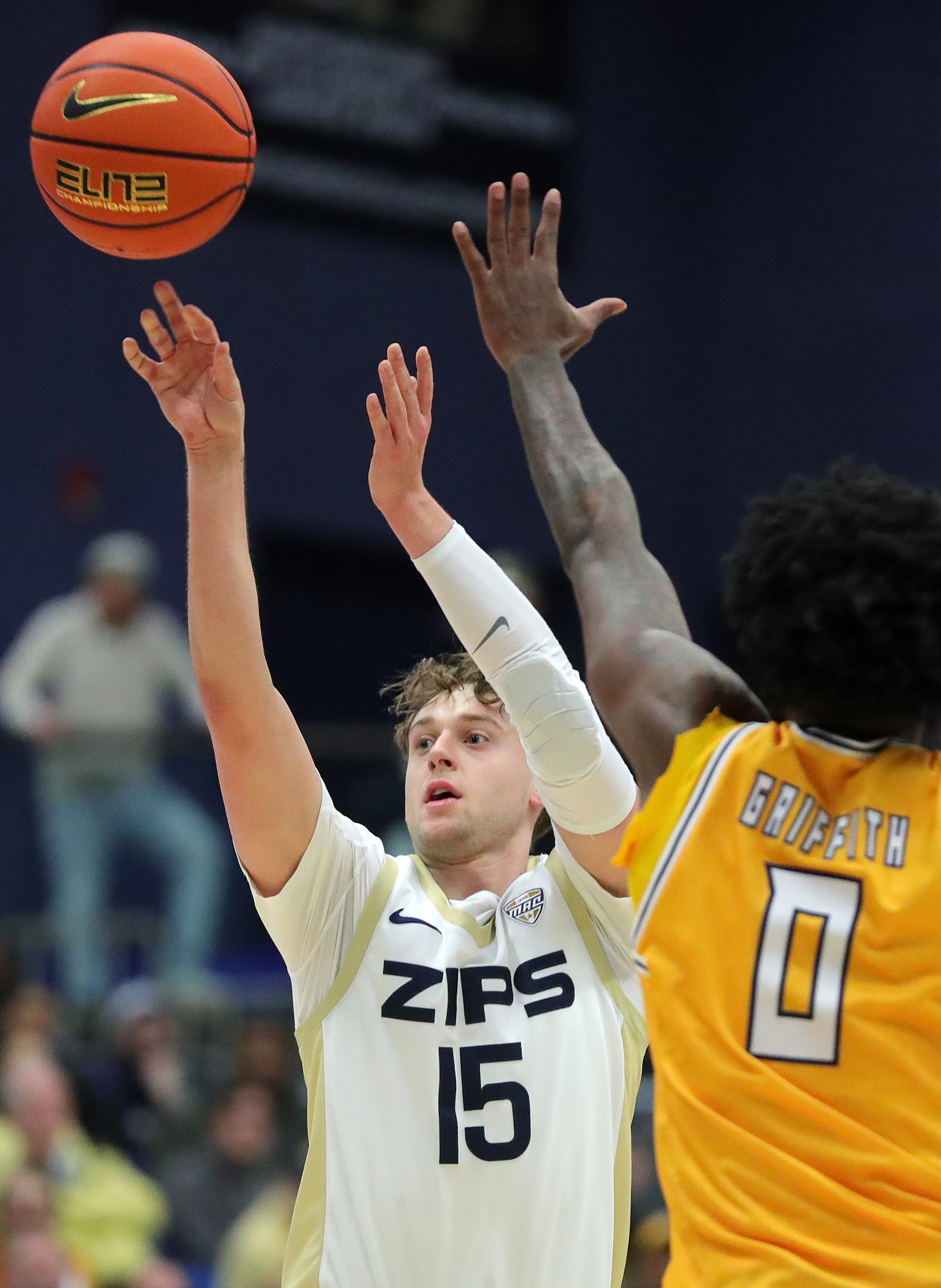 Tavari Johnson, Bowen Hardman guide Akron to basketball win over Kent