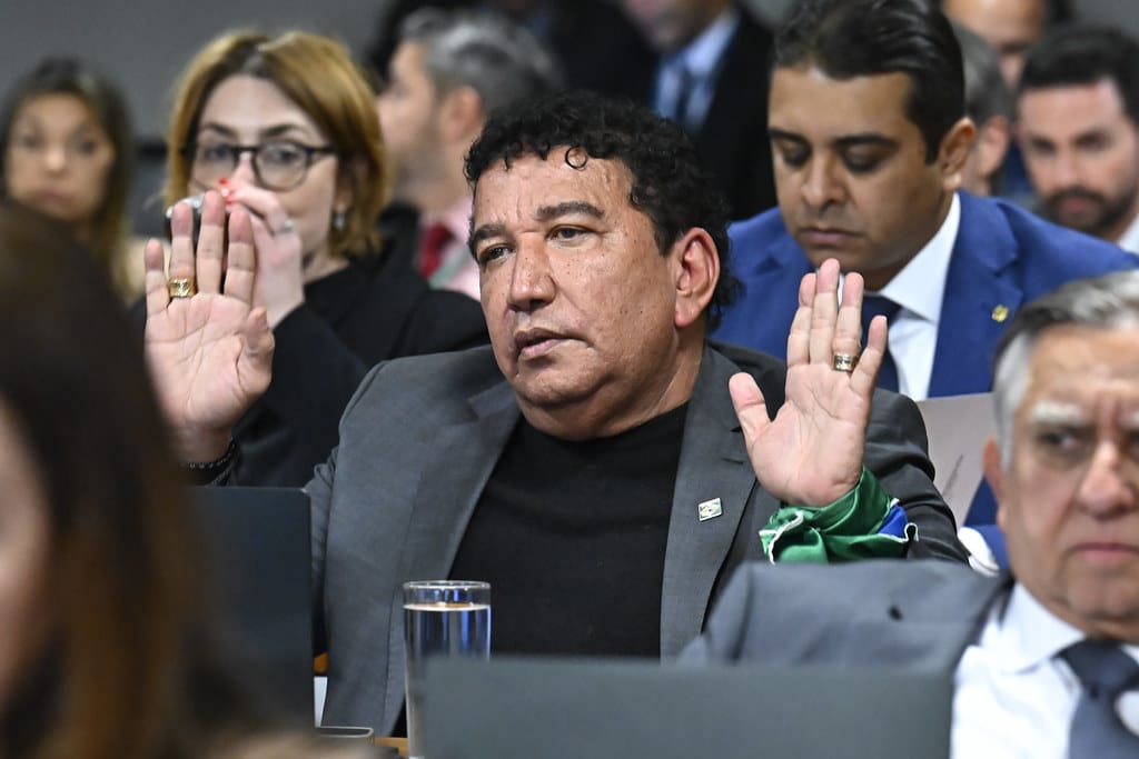 Cobrador teve a vida destruída por Magno Malta, que agora vira réu