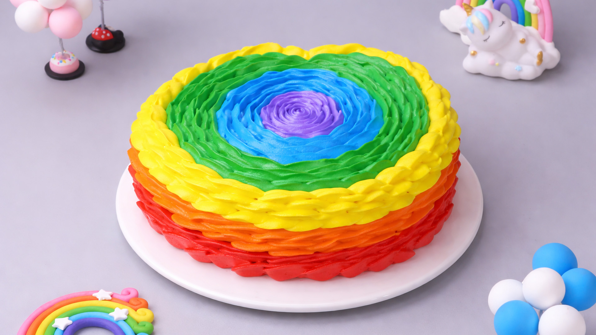 Colorful cake decorating techniques for chocolate cakes