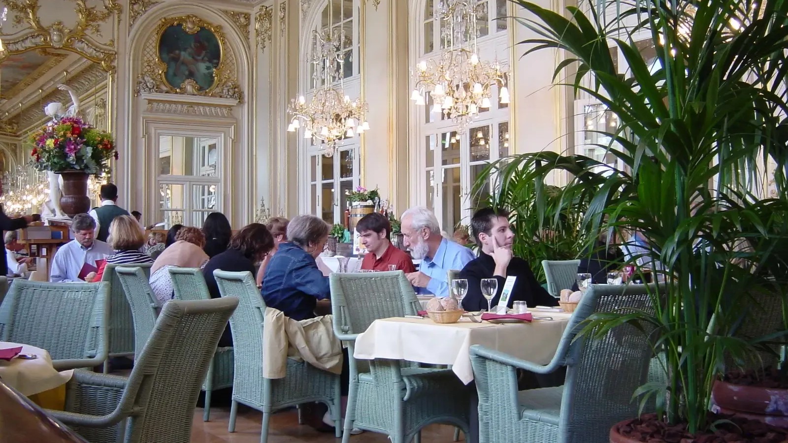 The 10 details restaurant servers pick up on almost instantly