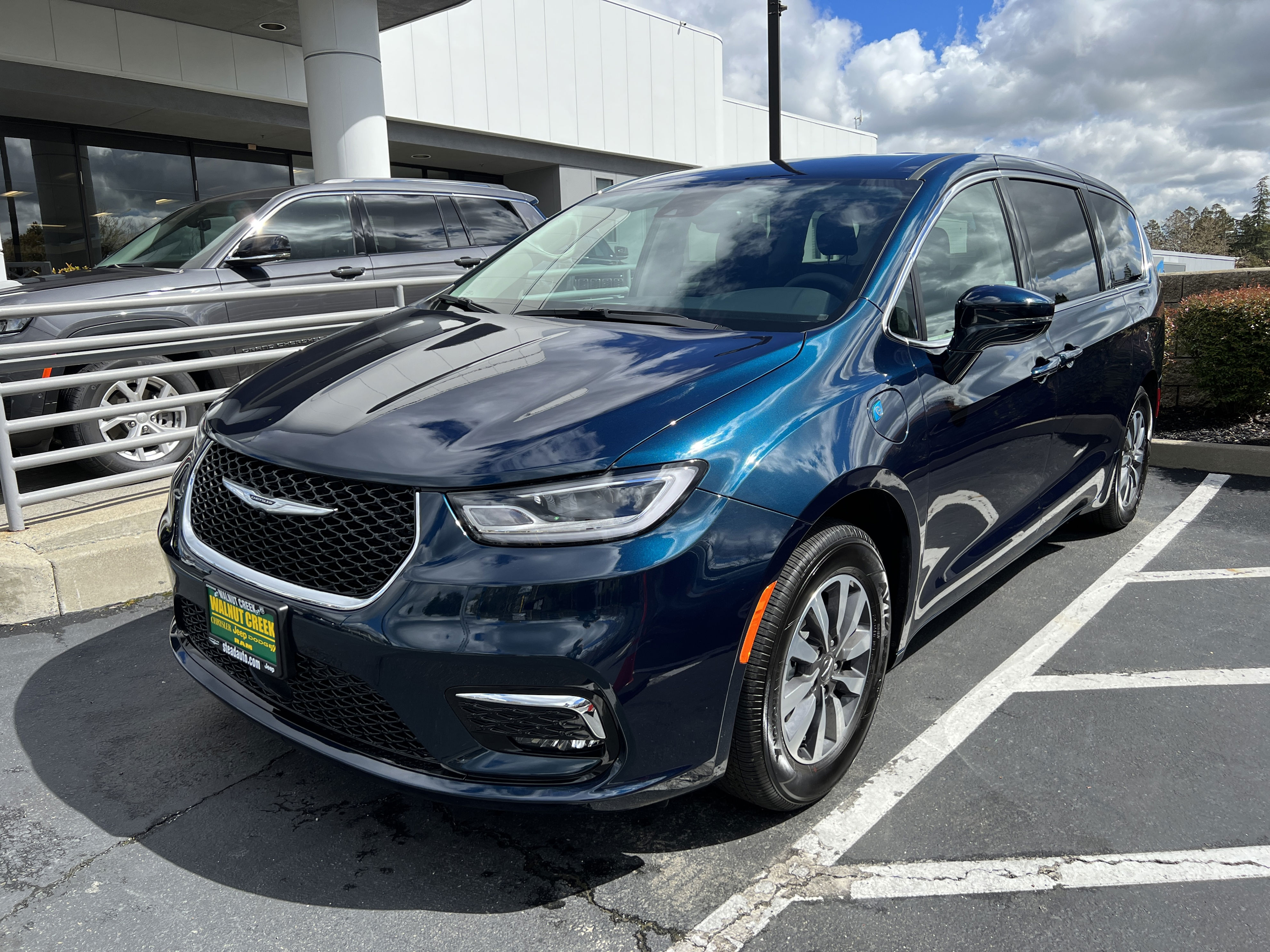 Minivan sales surge 21% in 2025 as millennial dads lead demand for cars ...
