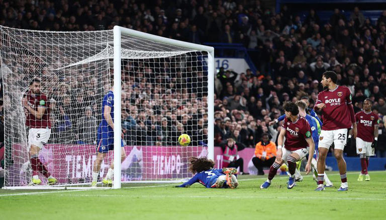 Soccer - Chelsea fight back from 2-0 down to beat West Ham