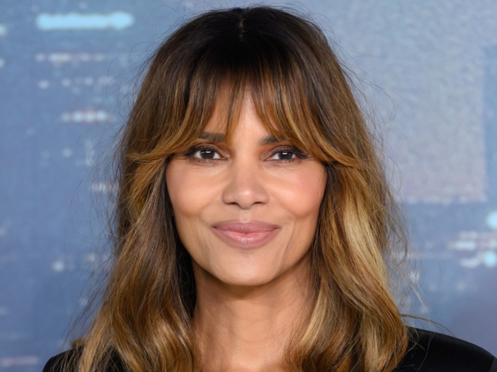 Halle Berry's plunging look for her first red carpet appearance in six ...