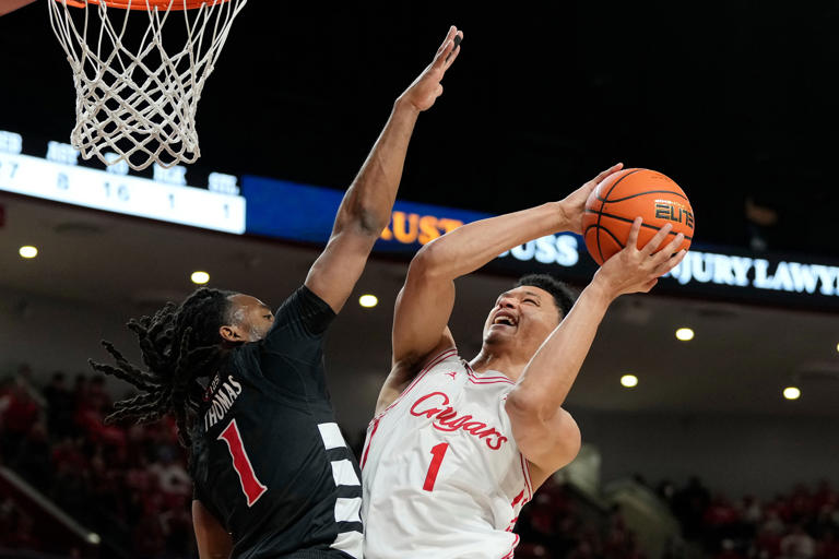 Milos Uzan scores 16, No. 10 Houston beats Cincinnati 76-54