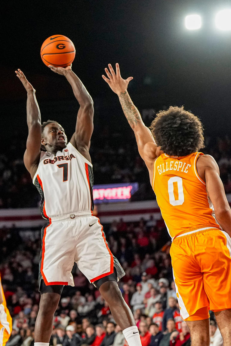 Tennessee basketball vs Auburn: Vols maintain double-digit lead at half