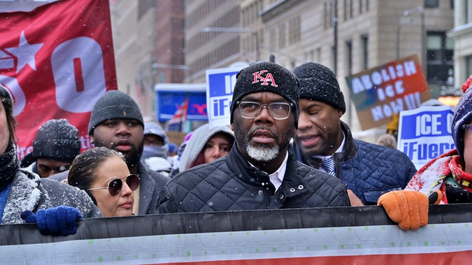 Chicago mayor signs executive order calling on police to investigate ...