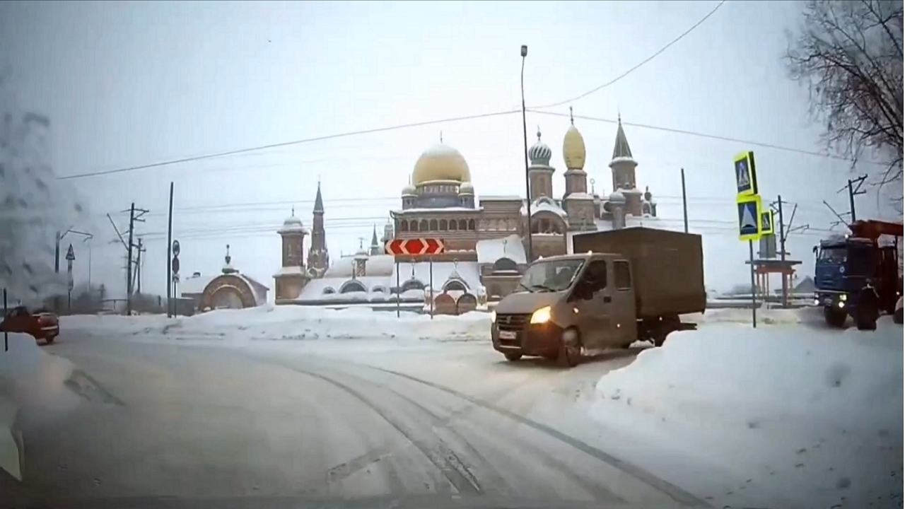 Passenger train collides with car at rail crossing in Kirovsky, Kazan ...