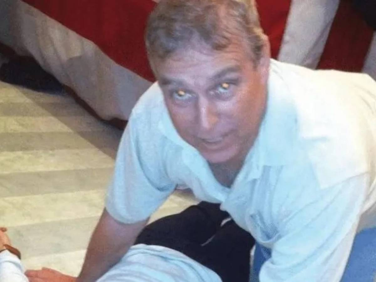 A quattro zampe sopra una donna. Le nuove foto che inguaiano Andrea d ...