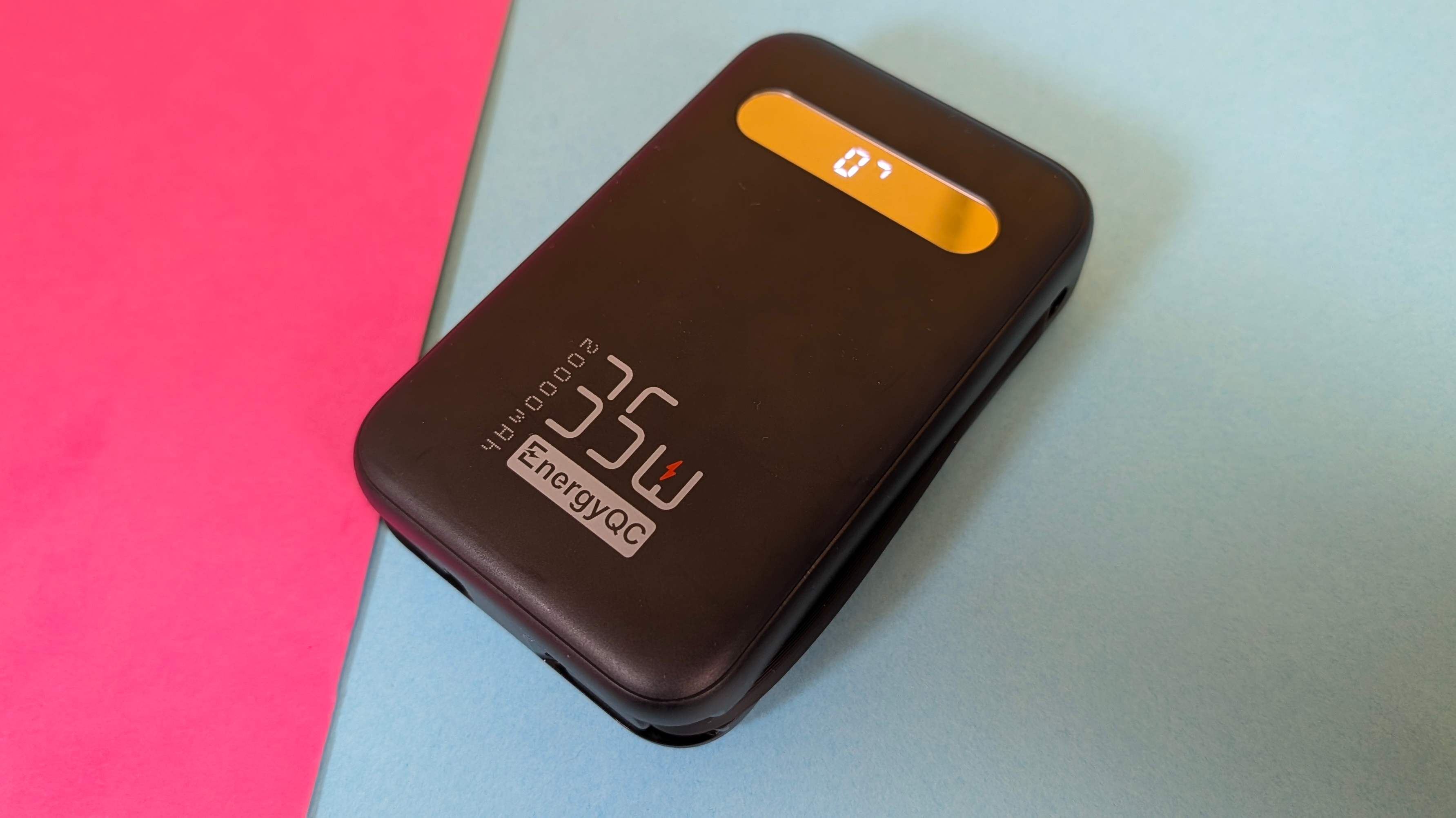 Powerbank mit 20.000 mAh & integrierten Kabeln: Energy QC EQ20000 im Test