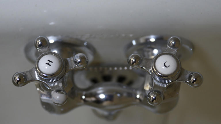 Stop! Don't drip the wrong temperature water to prevent frozen pipes