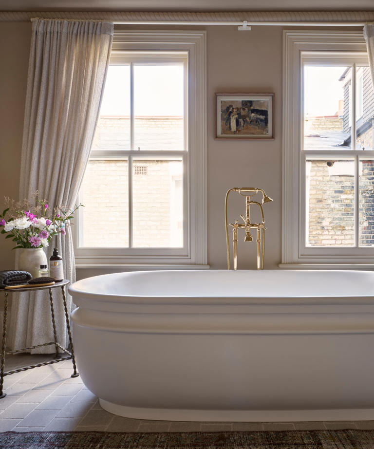These are the dated bathroom color trends designers don't want to see ...