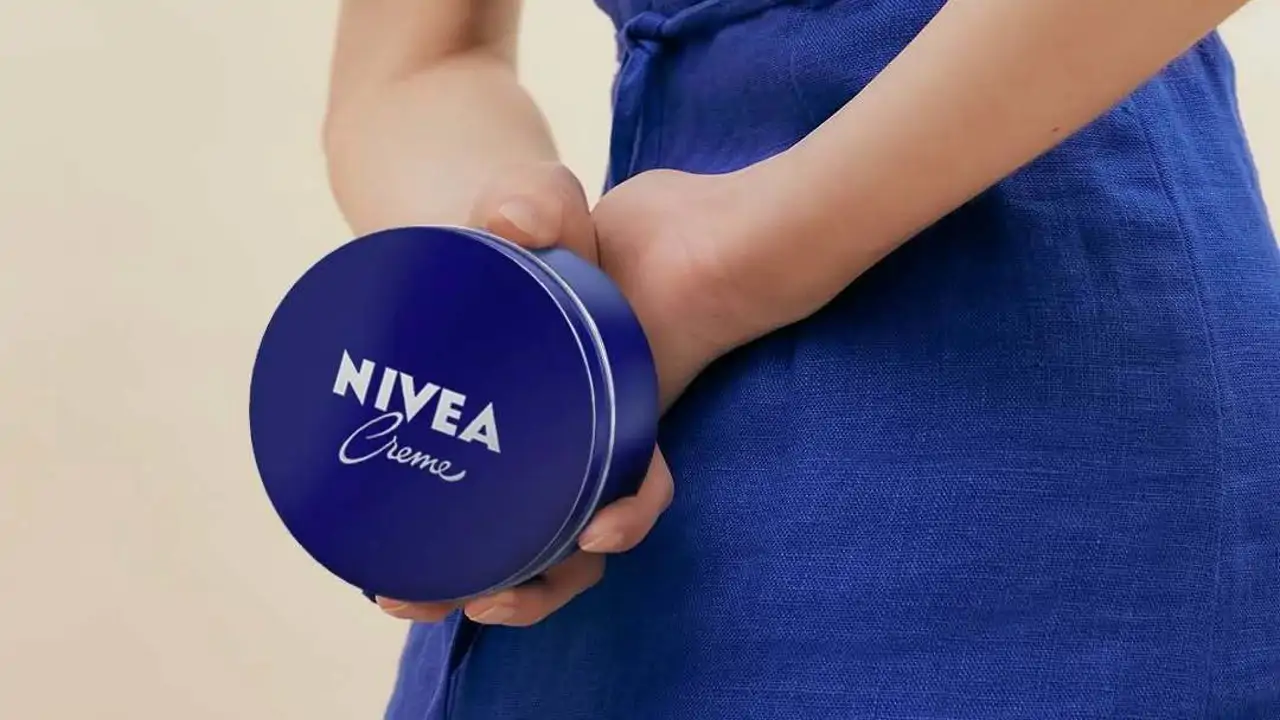 Un dermatólogo desmonta el gran mito de la lata azul clásica de Nivea