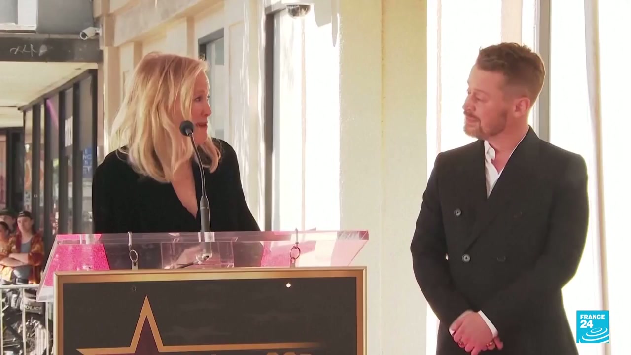 Macaulay Culkin y Tim Burton dan último adiós a Catherine O'Hara