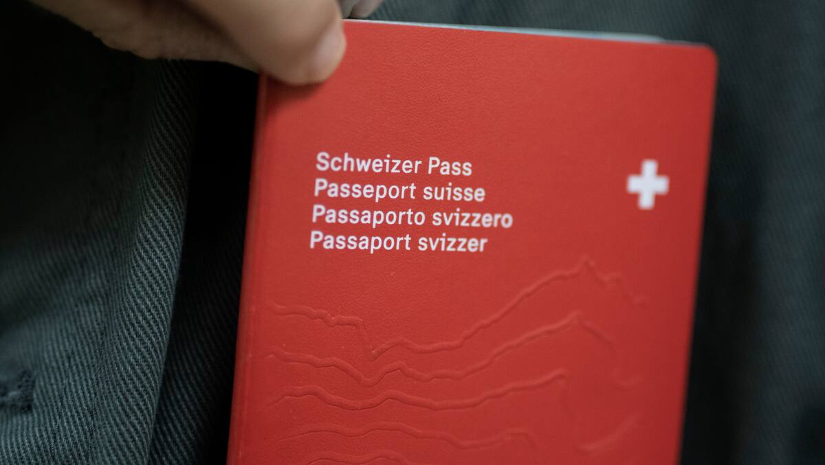 Son voyage est annulé : il arrache deux pages de son passeport et se ...