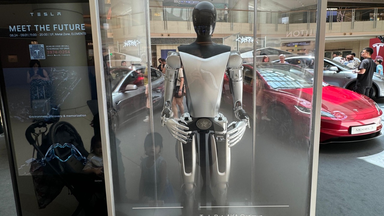 Tesla turns sci-fi into reality as its simulation-trained robot takes a ...