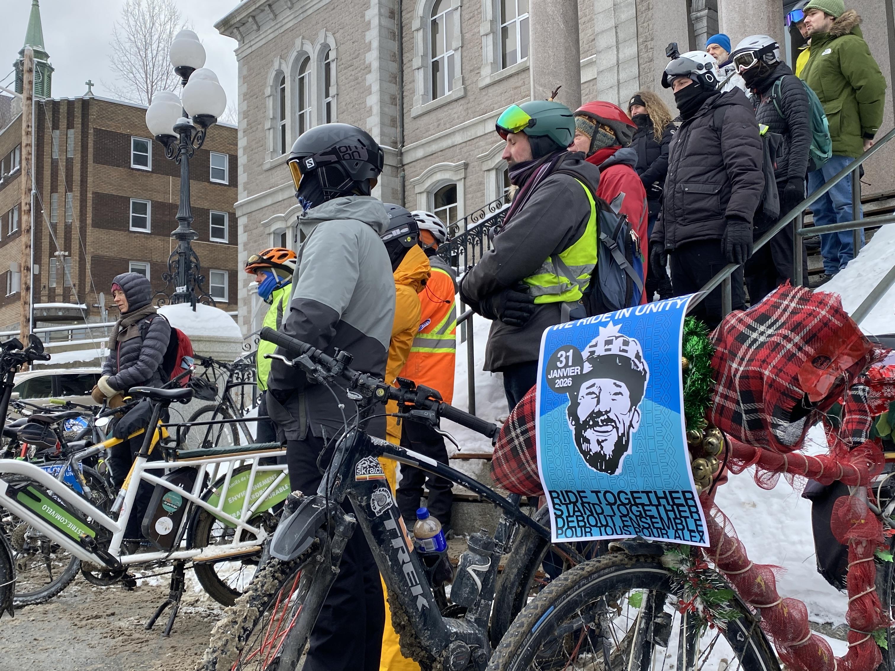La mémoire d’Alex Pretti soulignée par des cyclistes jusqu’à Sherbrooke