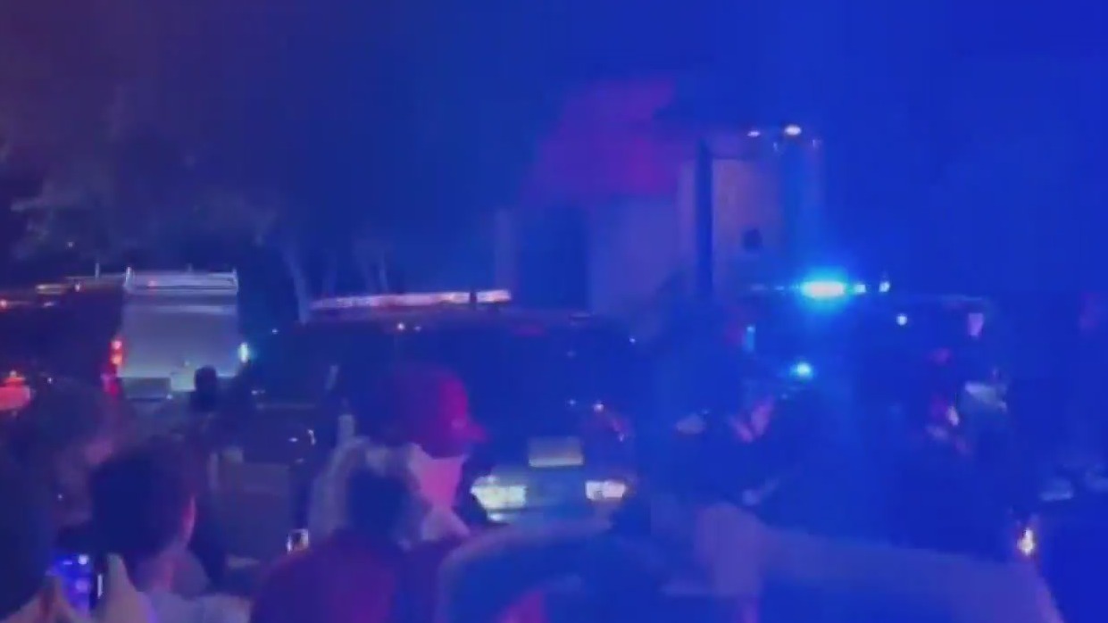 Police declare riot after protesters 'breach' Eugene federal building