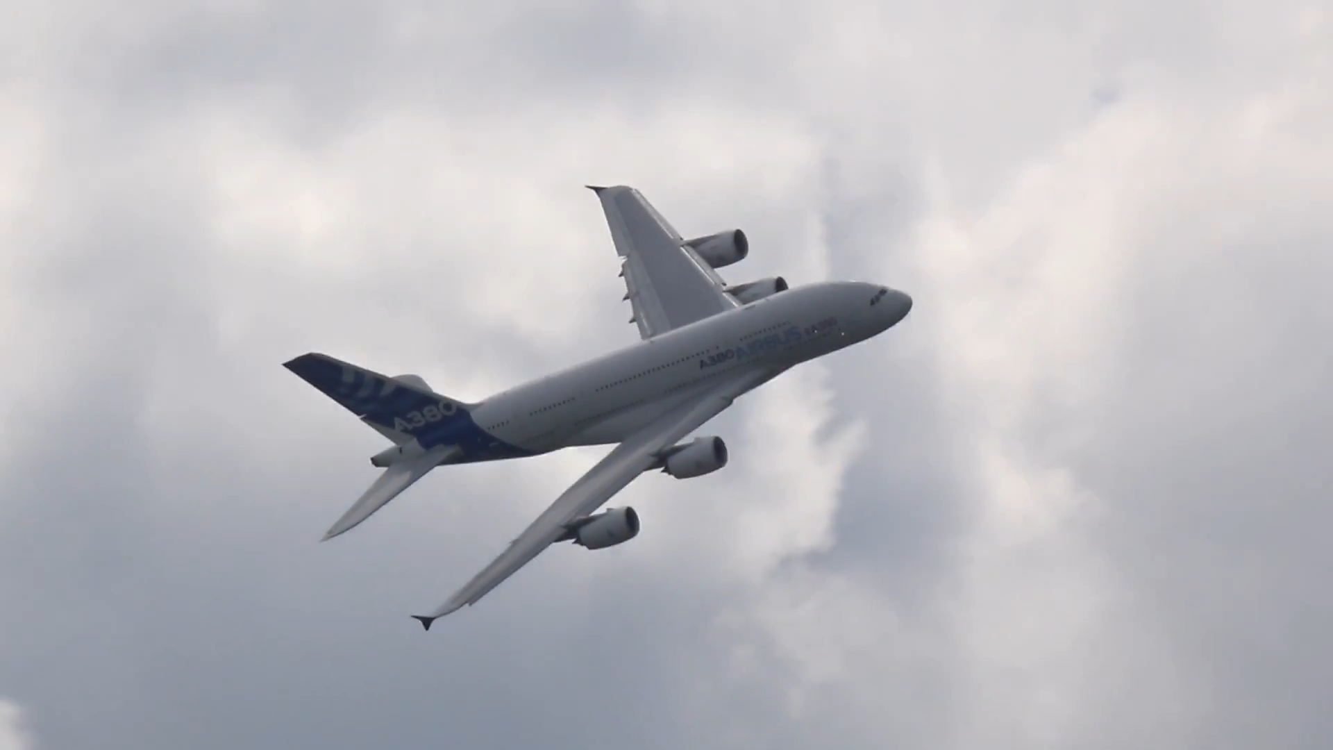 Watch the massive A380 get thrown around the sky at Farnborough