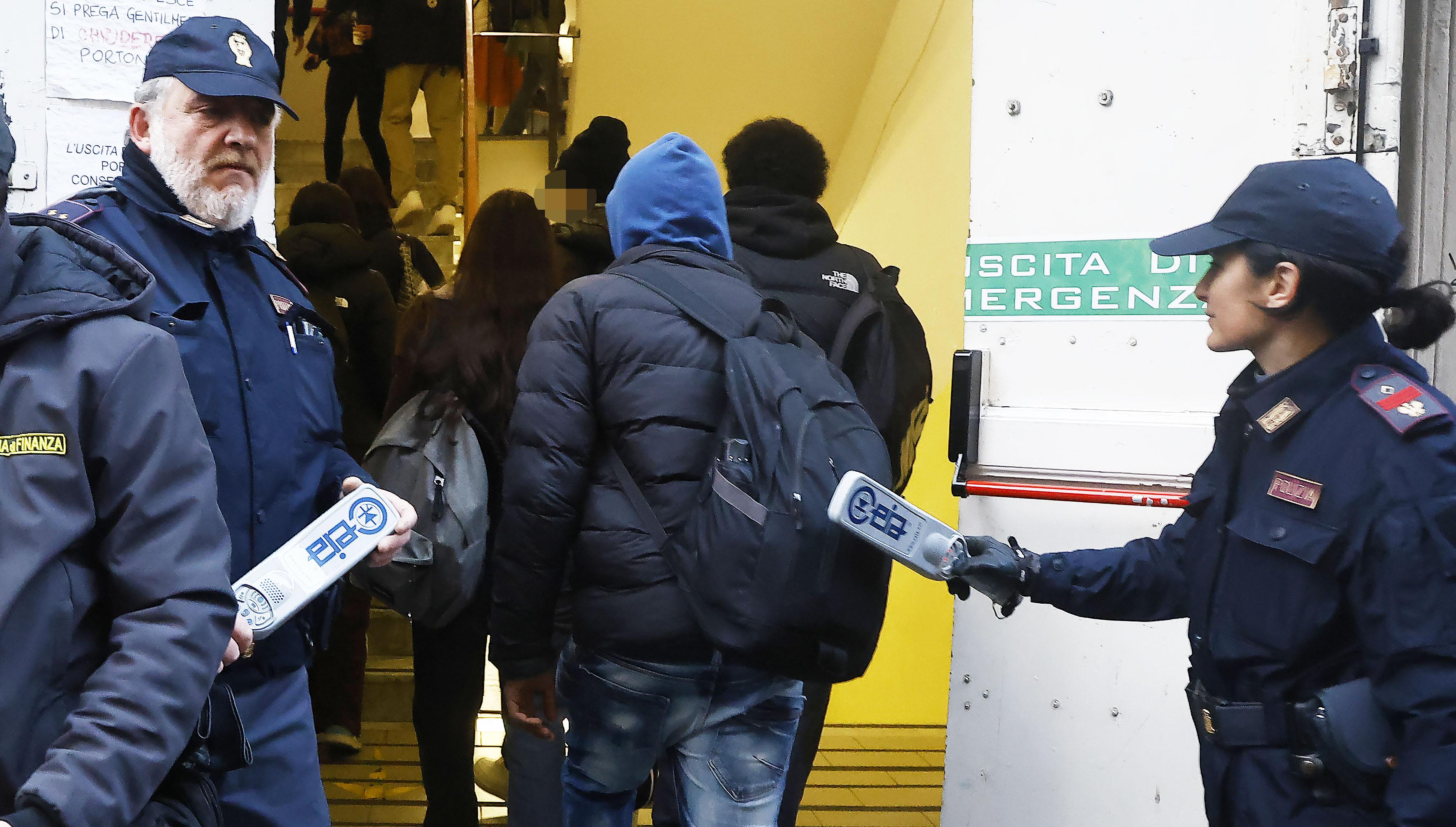 “Sicurezza, ma con rispetto”. Metal detector nelle scuole dopo il ...
