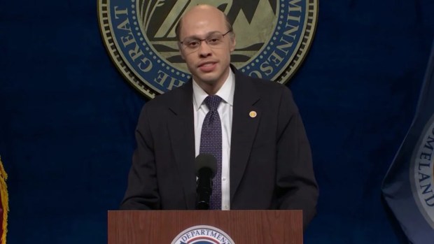 'SNL': Pete Davidson rallies confused ICE troops after Minnesota ...