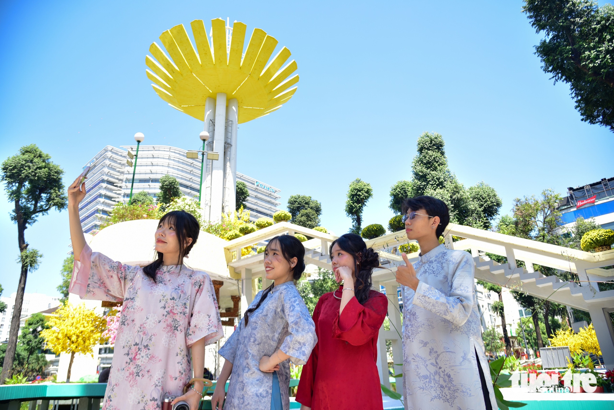 Hồ Con Rùa tươi mới sau hơn 10 ngày chỉnh trang, thành điểm check-in ...