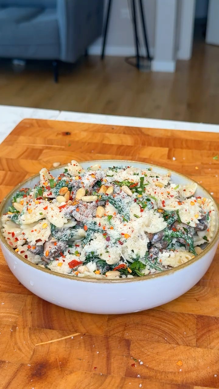 Quick vegan creamy pasta with mushrooms and spinach
