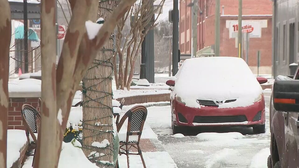A few businesses stay open during snow on Gainesville Square
