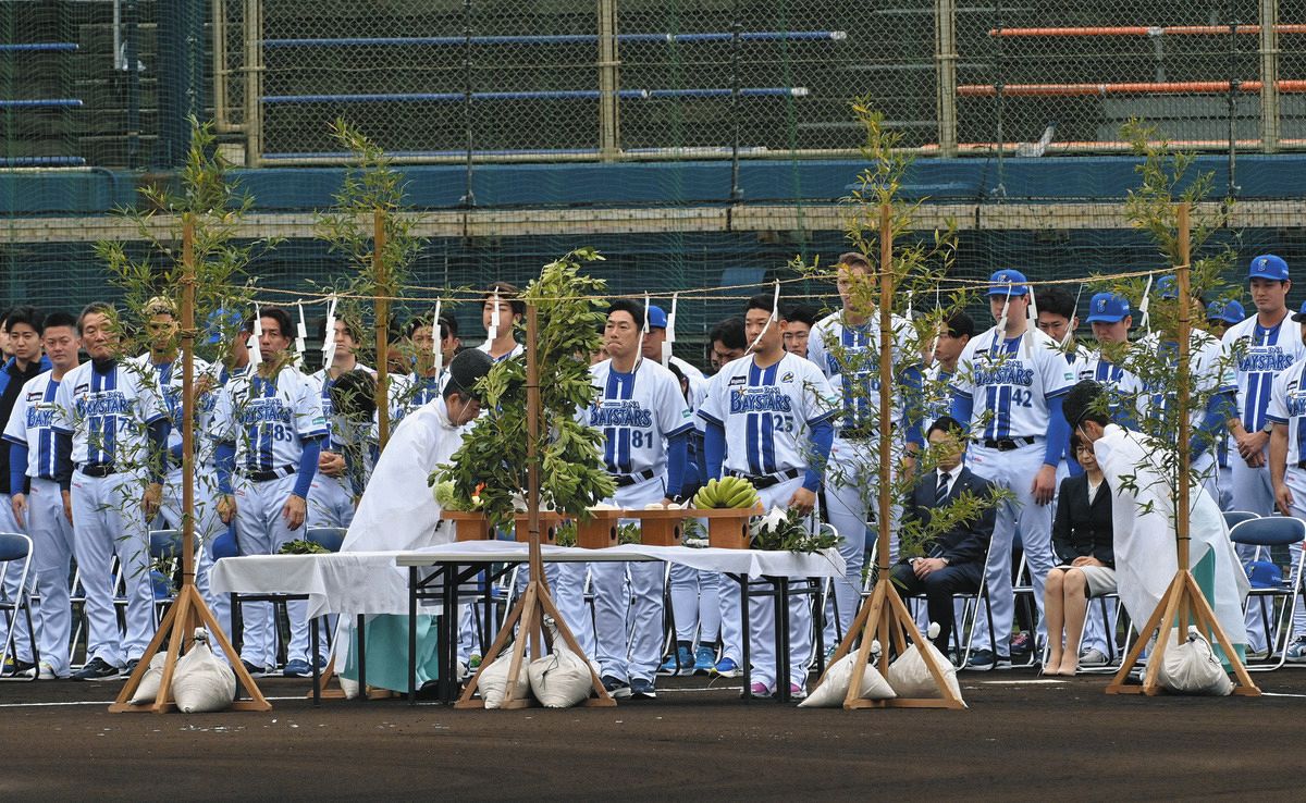 DeNAキャンプイン、相川新監督ら安全・天候祈願祭
