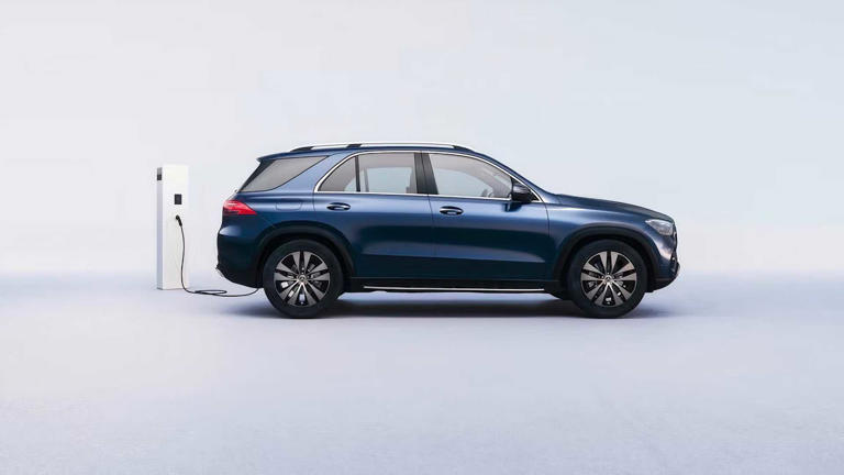 10 luxury hybrids that blend spaciousness with efficiency