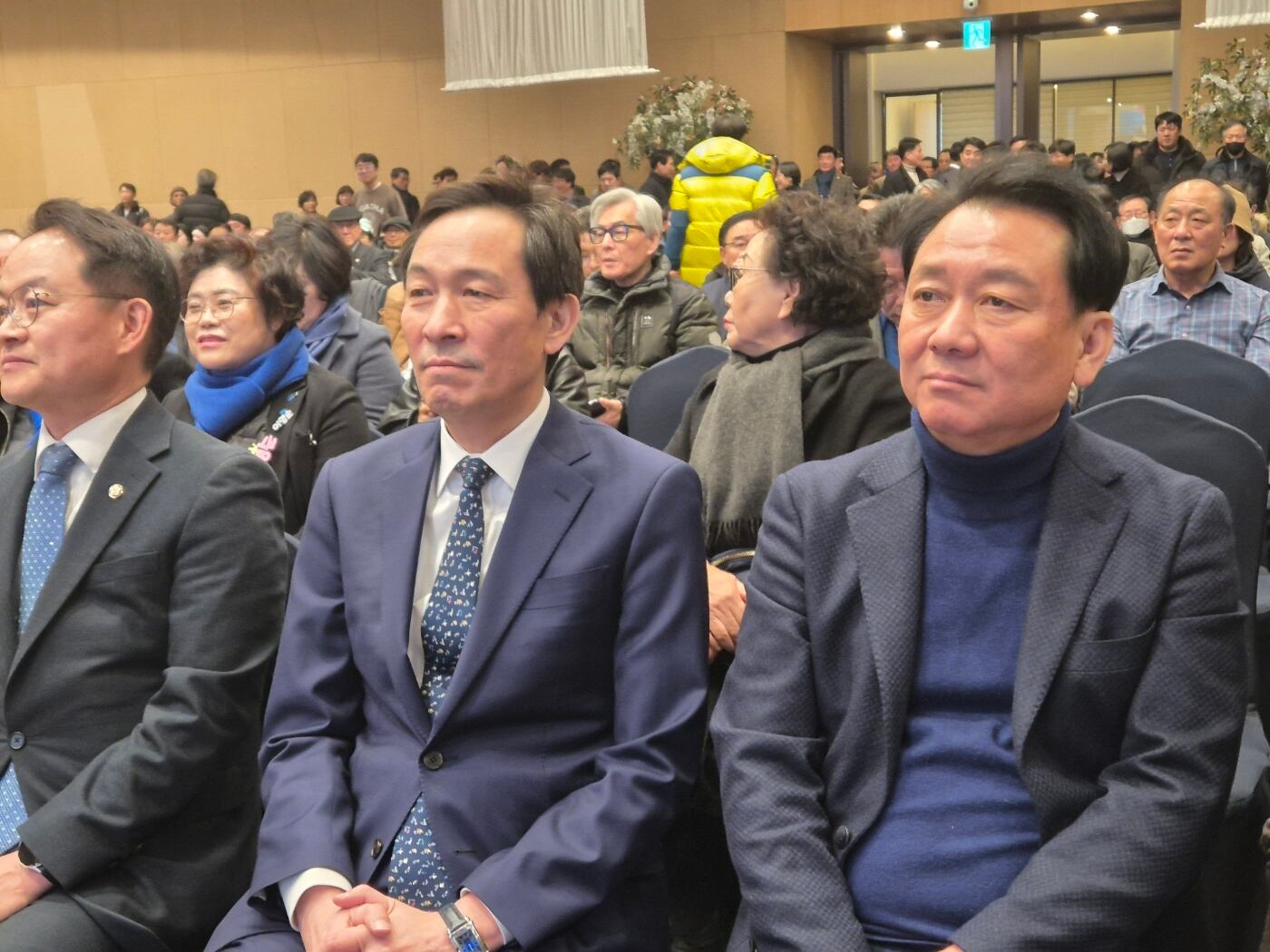 Lee Kwang-jae withdraws, endorses Woo Sang-ho for Gangwon governor