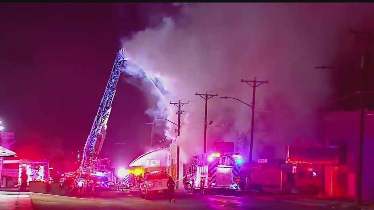 Two-alarm fire sends massive smoke plume over southeast Fort Worth