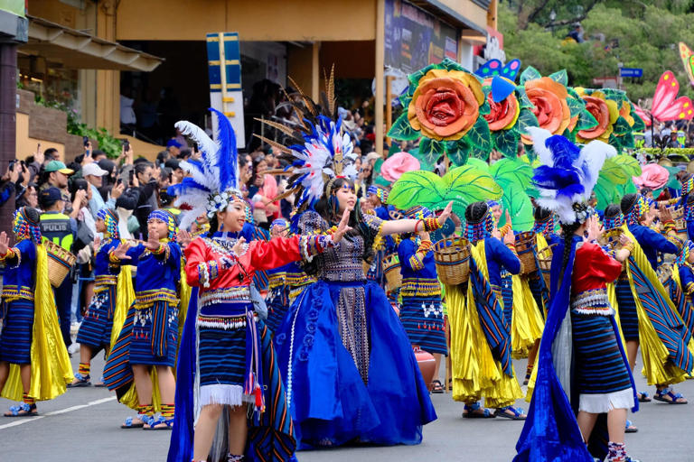 Look: 14°C chill greets opening parade of 30th Baguio Flower Festival