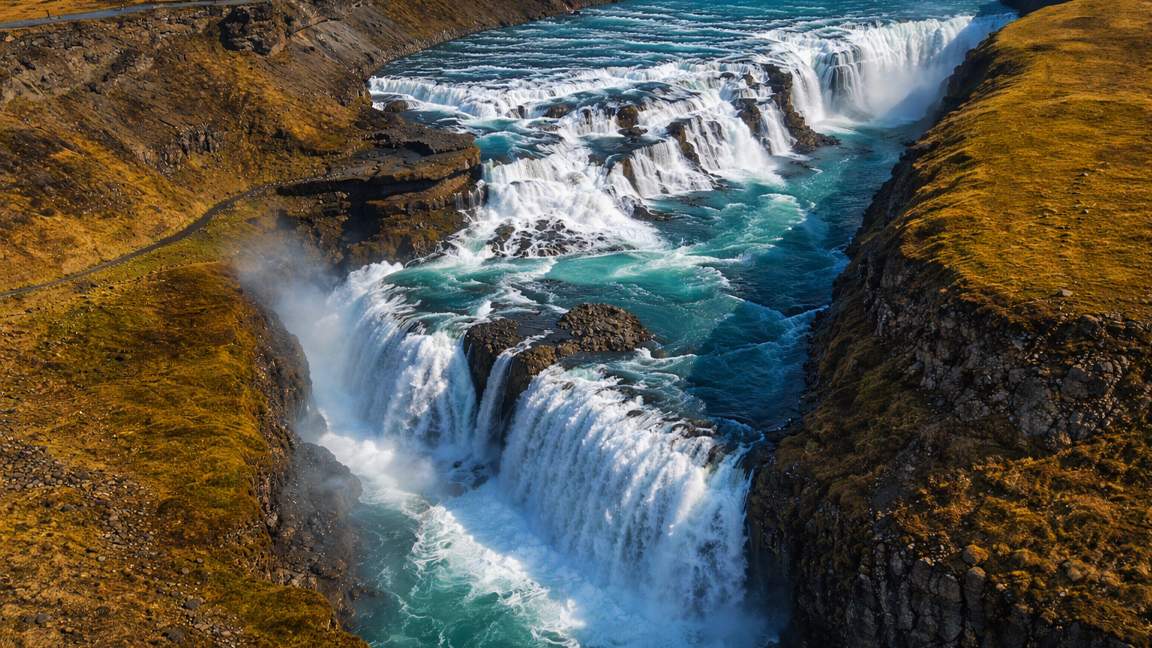 Indrukwekkende waterval over lagen rotsen