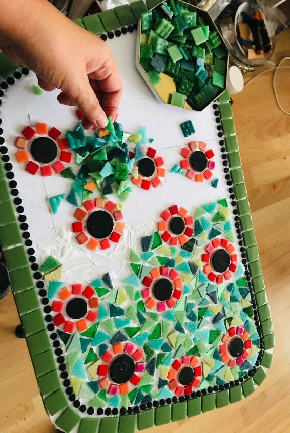How to rejuvenate an old coffee table with mosaic